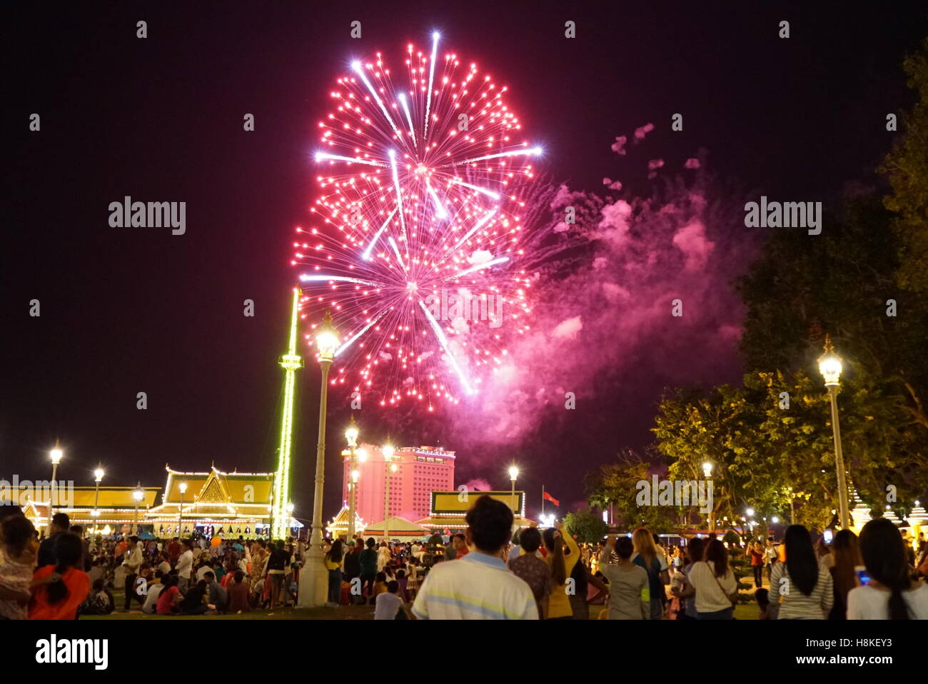 Phnom Penh, Cambodia. 13th Nov, 2016. People watch fireworks ...