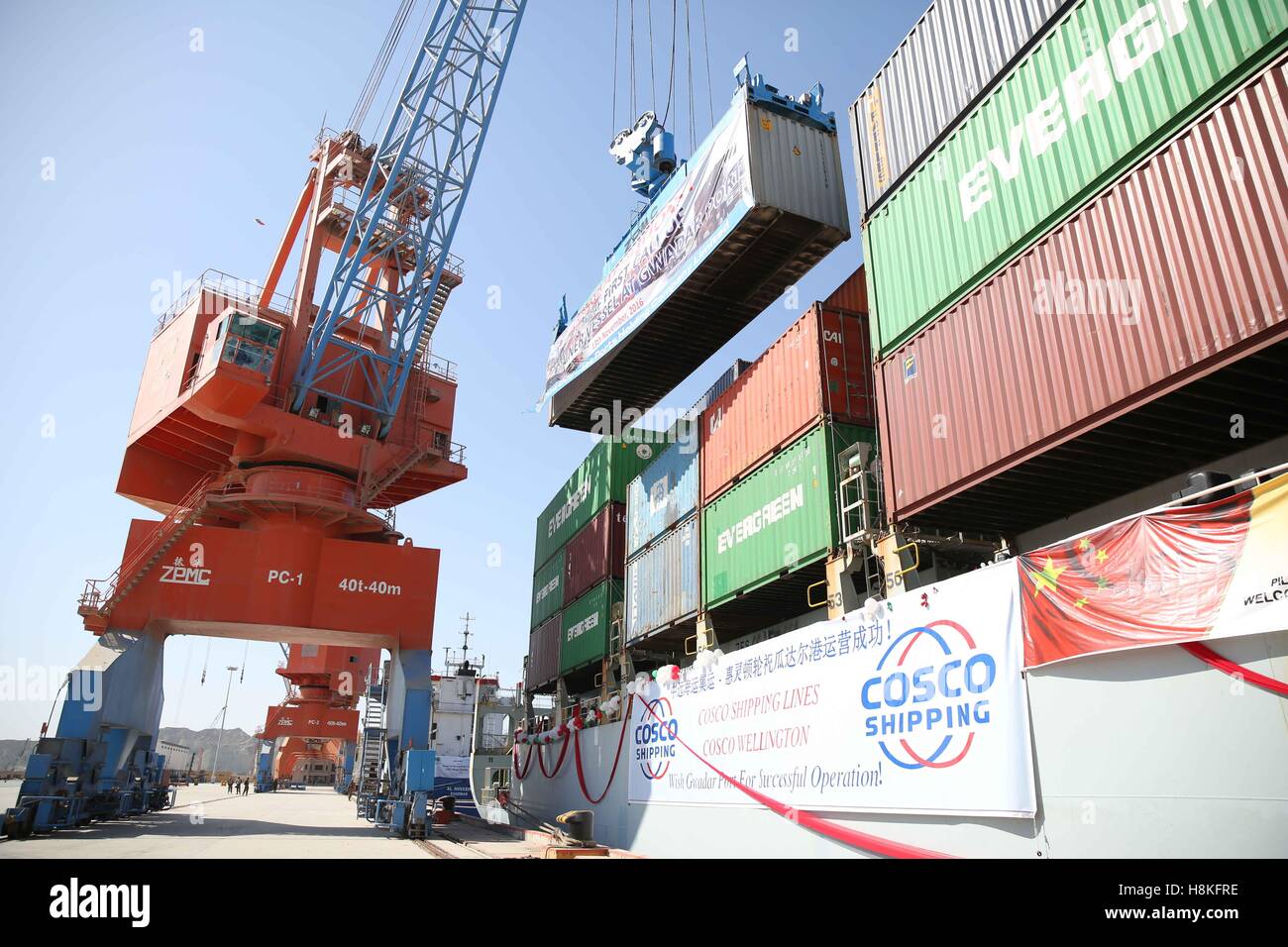 Handling capacity hi-res stock photography and images - Alamy