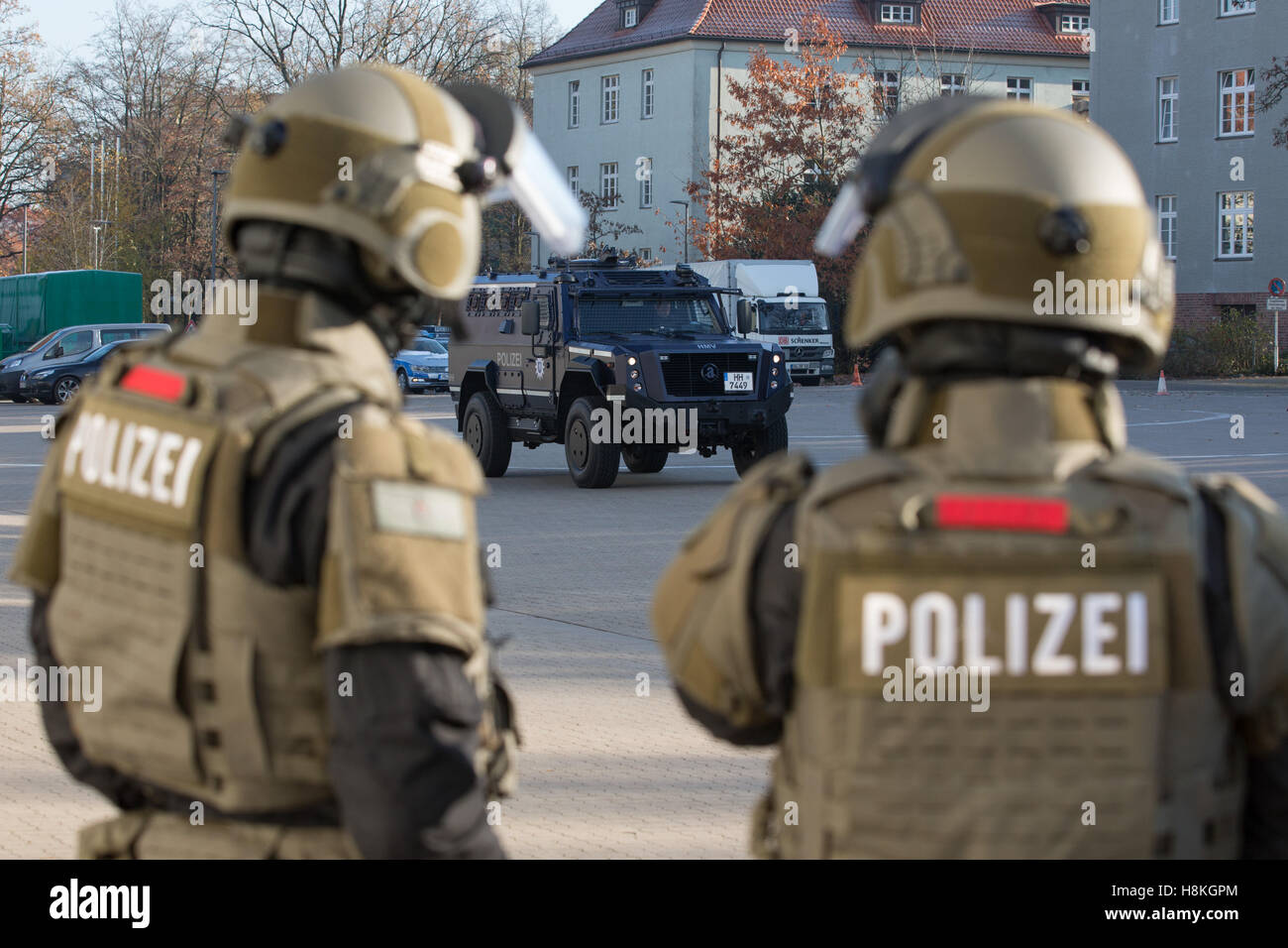 Hamburg, Germany. 14th Dec, 2016. Two police officers of the SEK unit ...