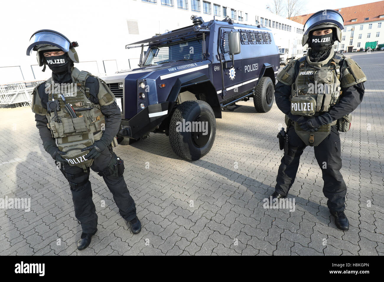 Hamburg, Germany. 14th Dec, 2016. Two police officers of the SEK unit ...