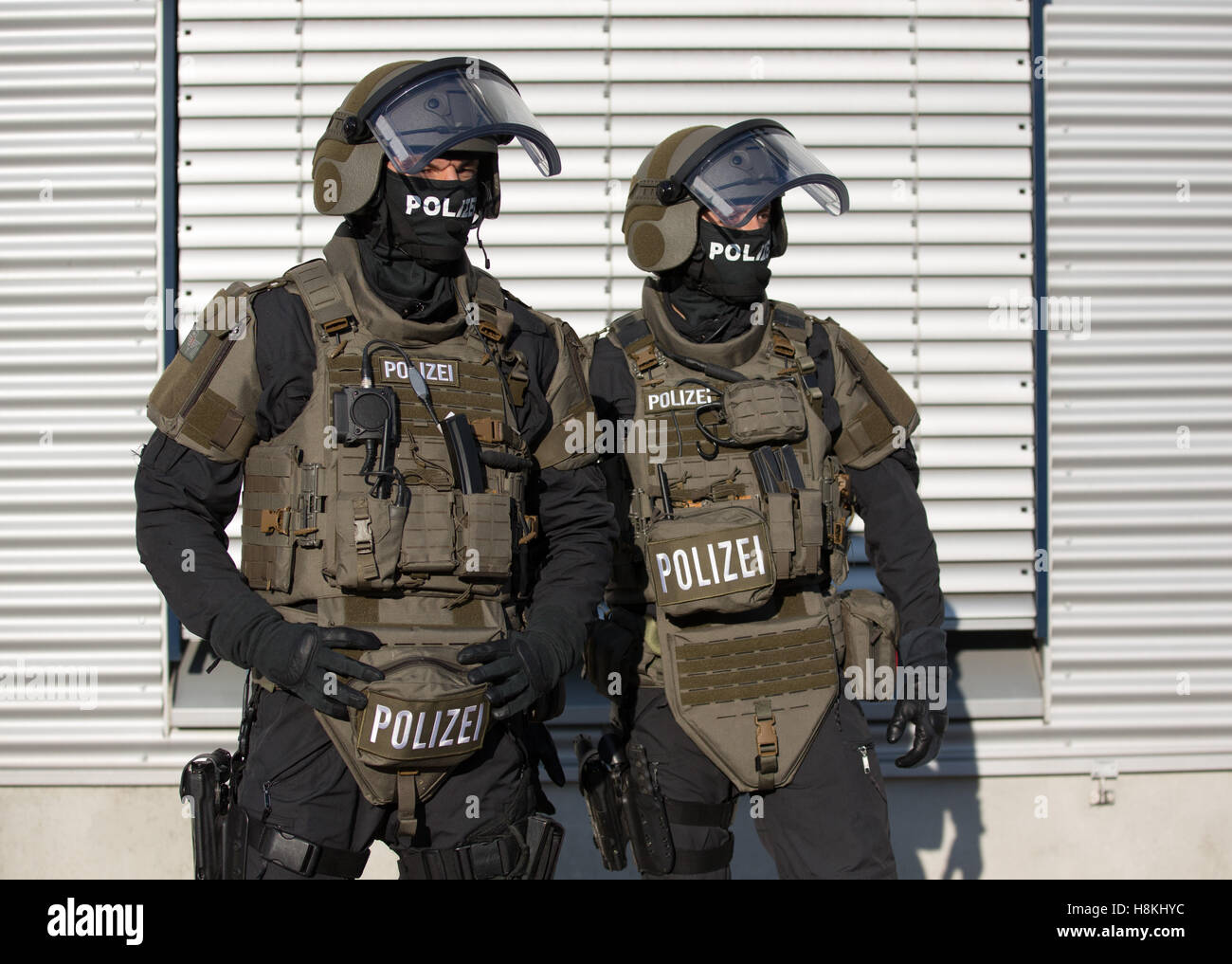 Hamburg, Germany. 14th Nov, 2016. Two police officers of the Special ...