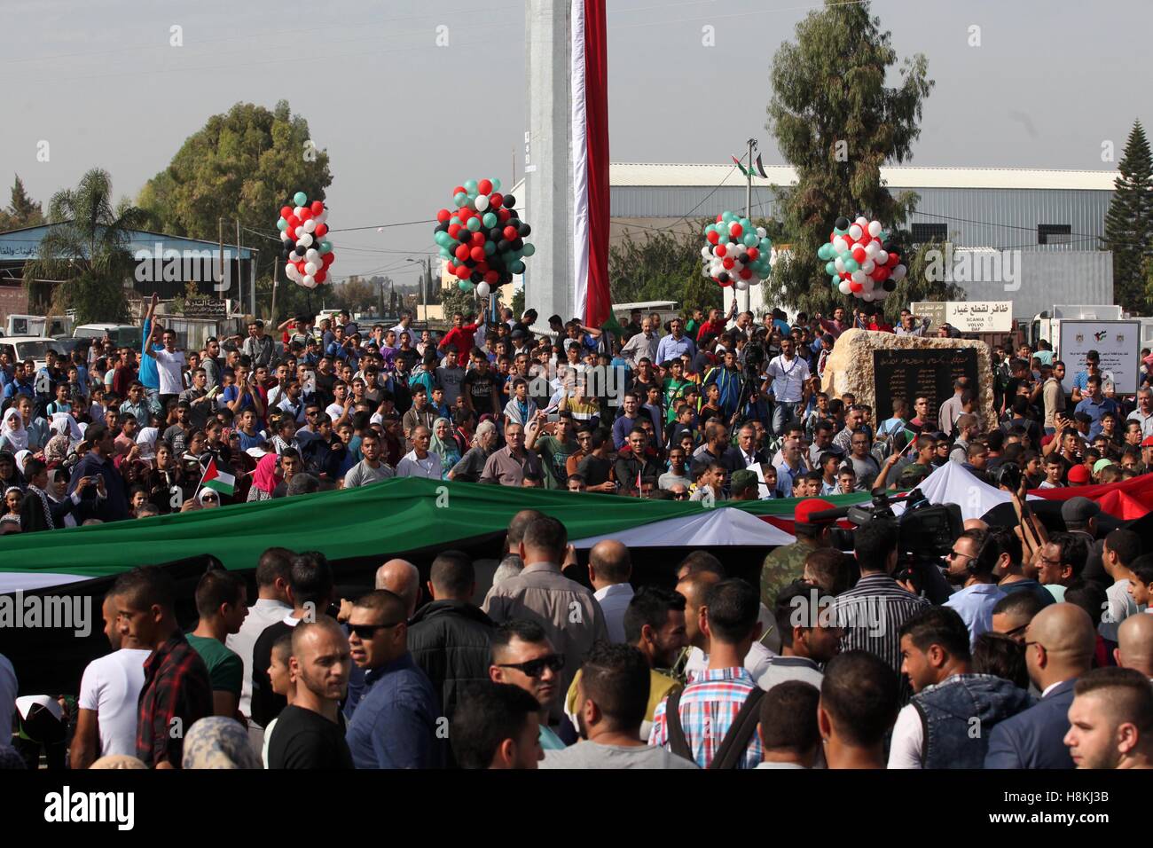 Tulkarm, West Bank, Palestinian Territory. 14th Nov, 2016. Palestinians ...