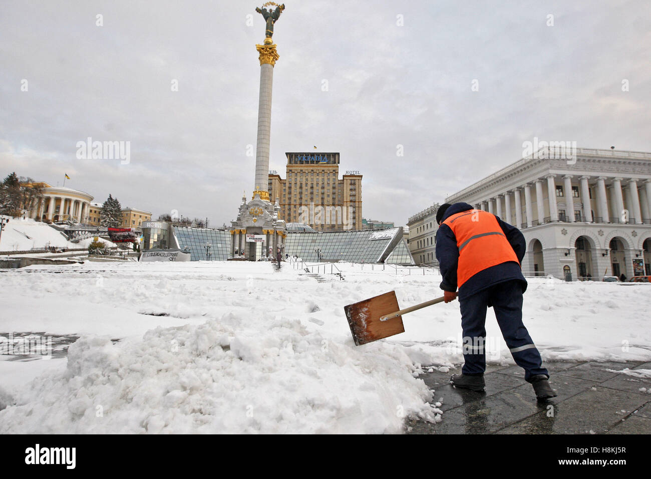 Kiev, Ukraine. 14th Nov, 2016. Ukrainian municipal worker cleans snow ...