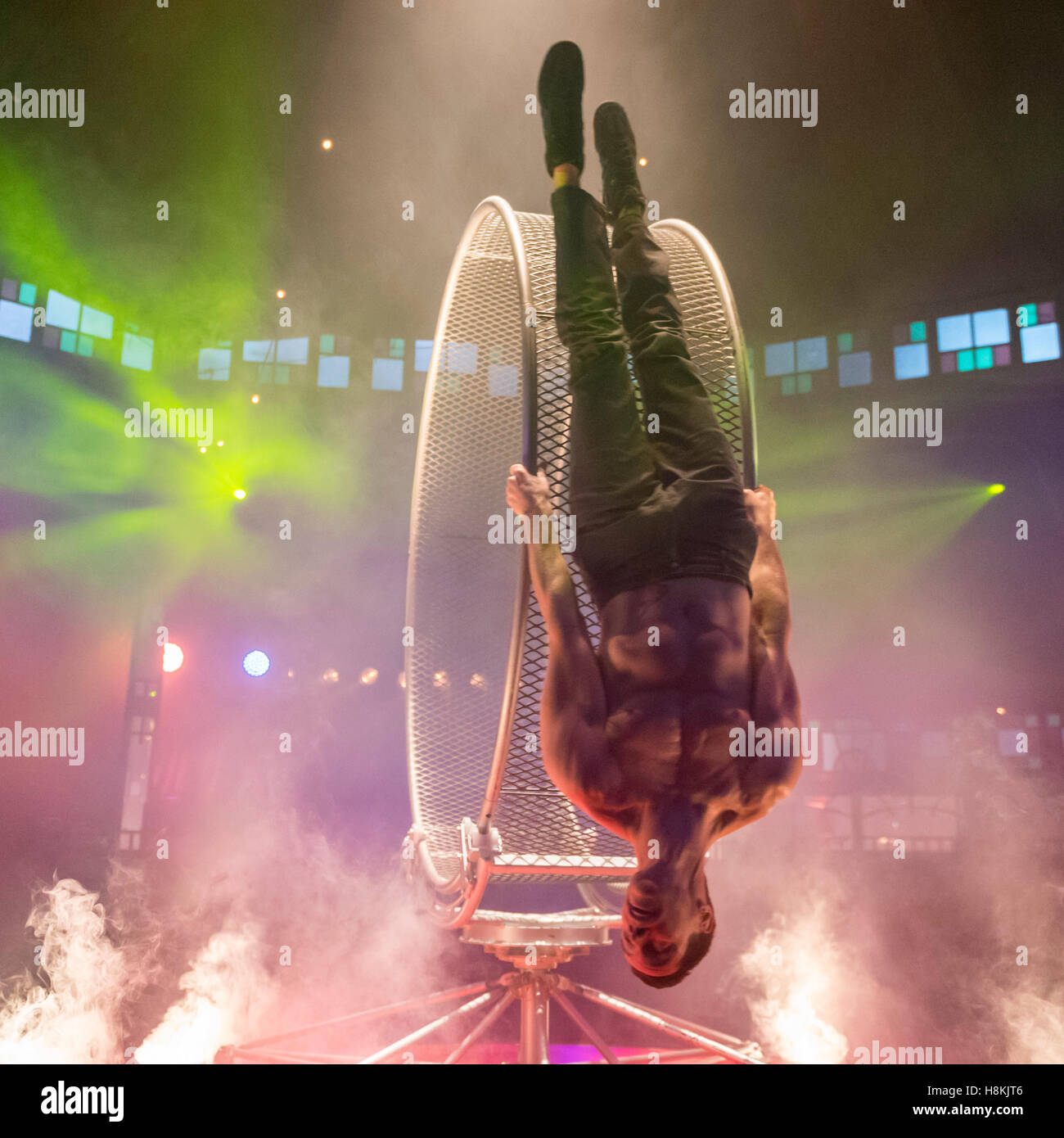 London, UK. 14 November 2016. David Girard, a Canadian acrobat ...