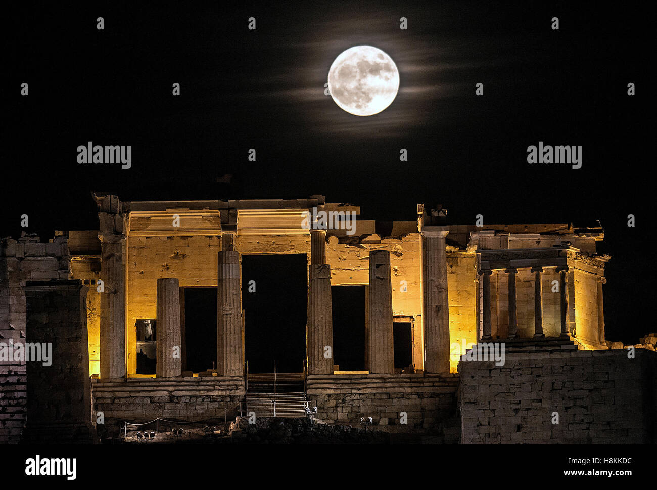 Athens, Greece. 14 Nov, 2016. The full moon rises over the Parthenon ...