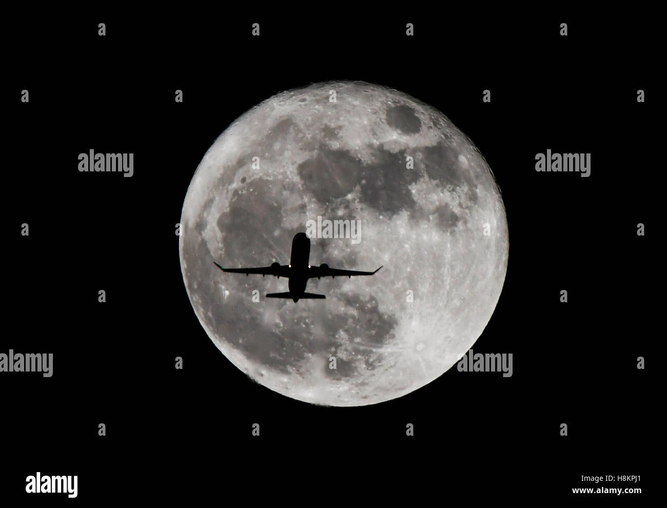 Los Angeles, California, USA. 14th November, 2016. The super moon in ...