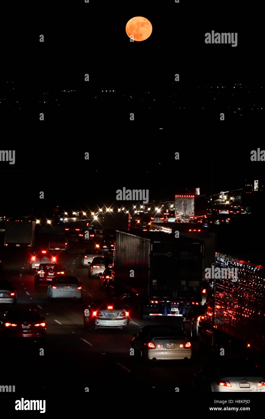 Los Angeles, California, USA. 14th November, 2016. The super moon in ...