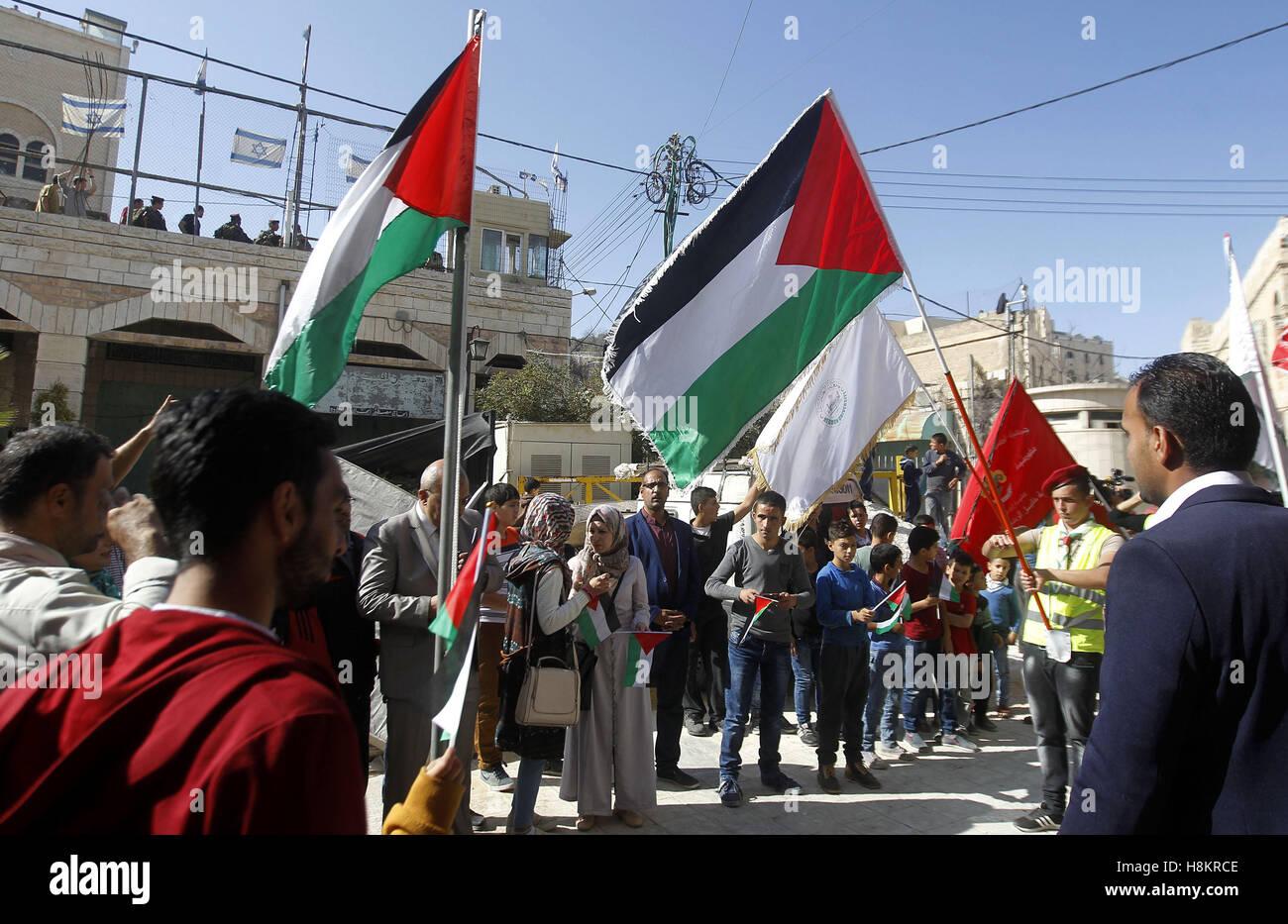 Hebron, West Bank, Palestinian Territory. 15th Nov, 2016. Palestinian ...