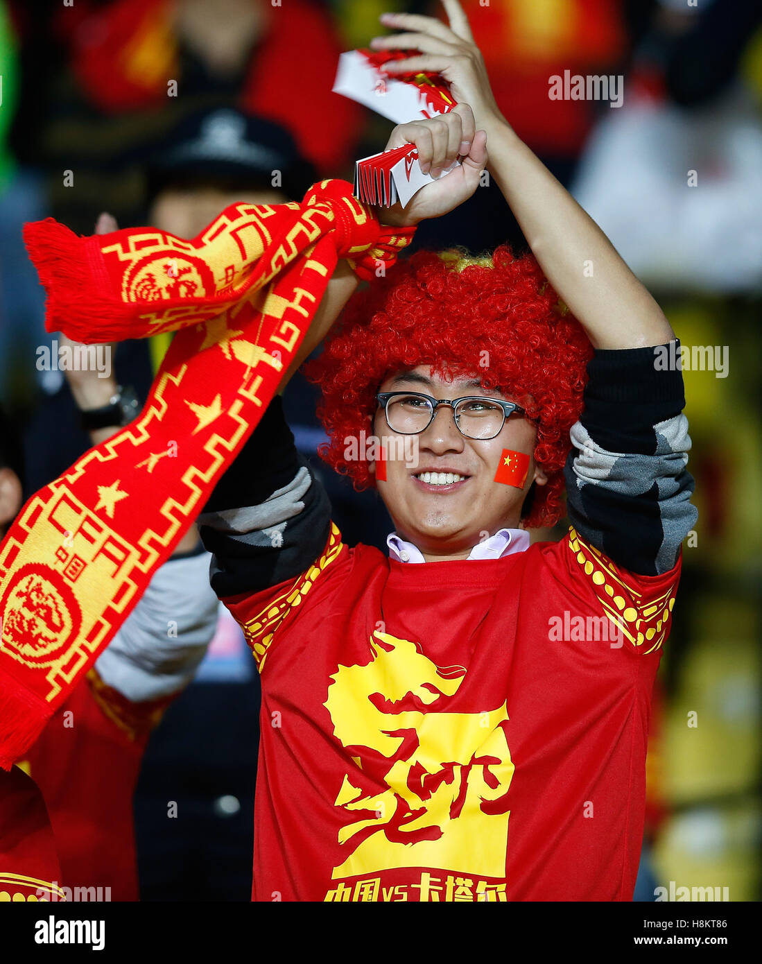(161115) -- KUNMING, Nov. 15, 2016 (Xinhua) -- A Chinese fan cheers for ...