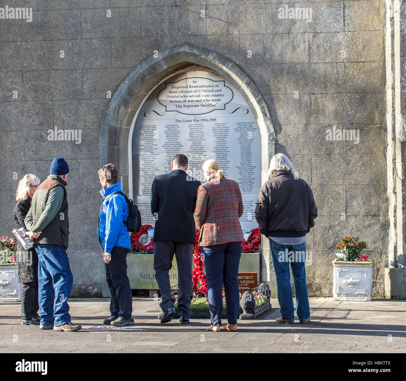 Veteran soldiers remembrance service hi-res stock photography and ...