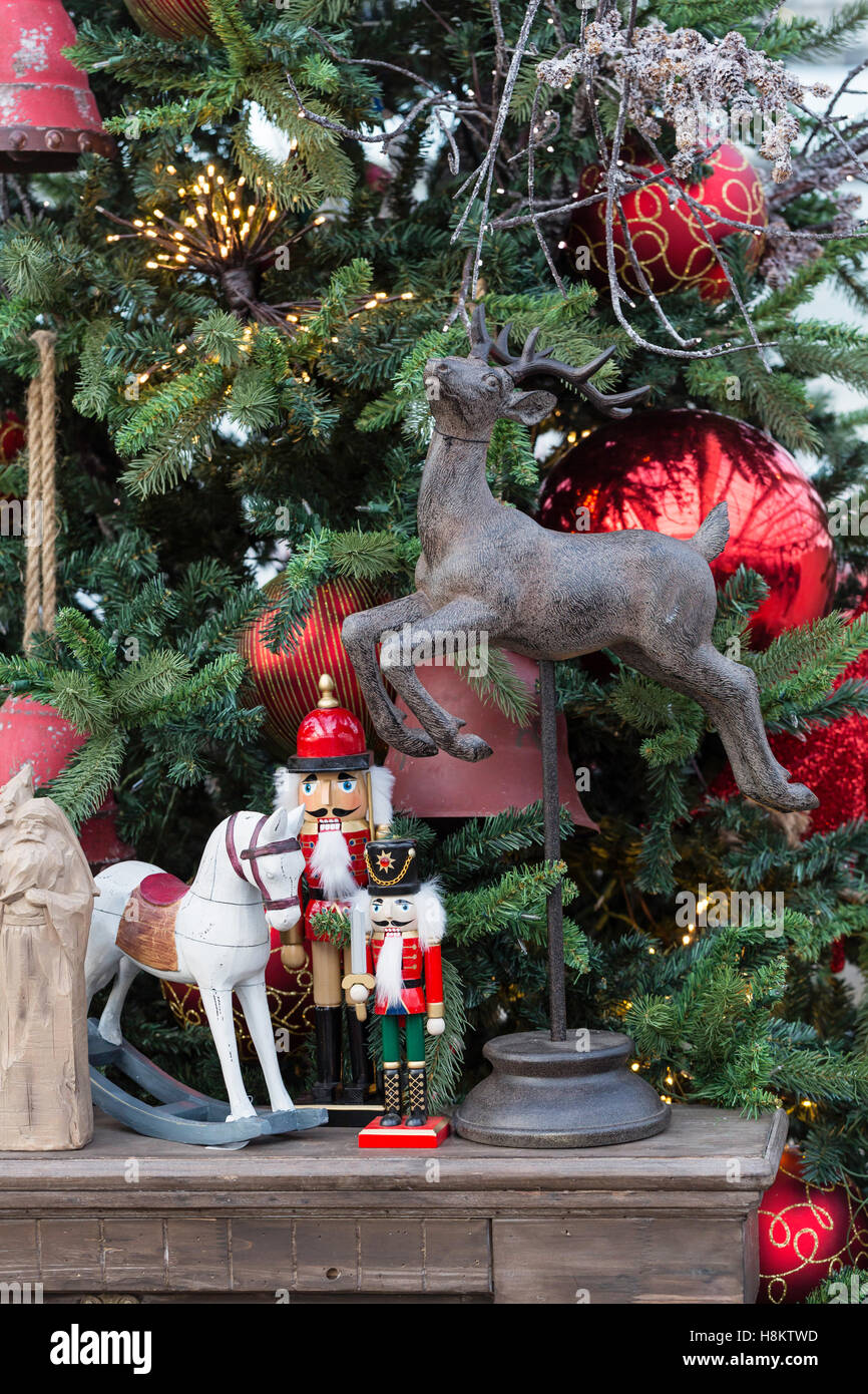 Sparkling decorations decorating home hi-res stock photography and ...