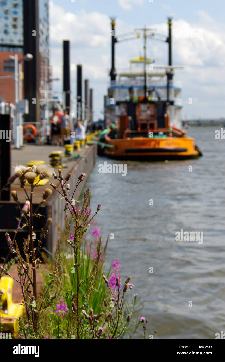 Yellow tug hi-res stock photography and images - Alamy