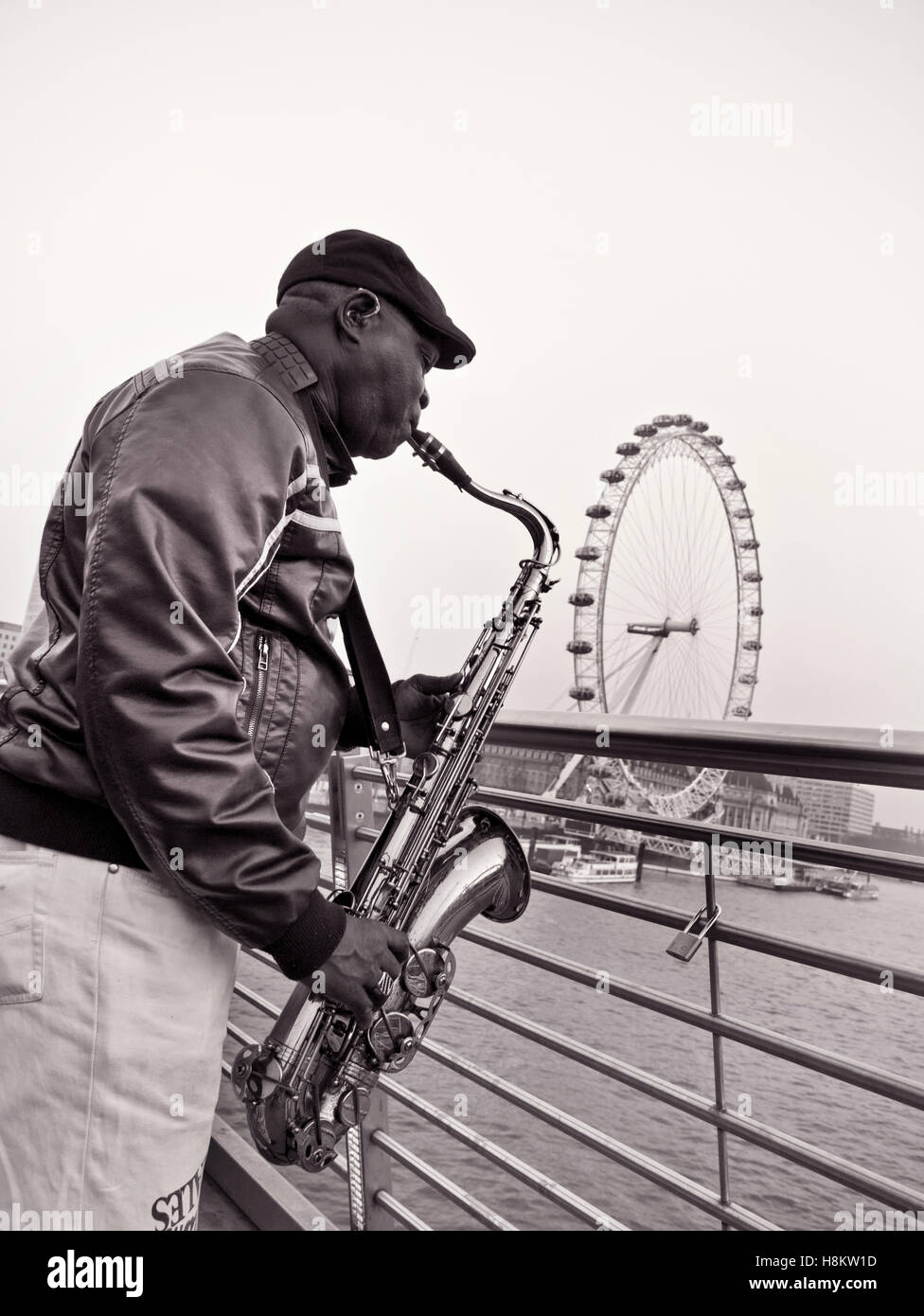 Golden jubilee bridge in black and white hi-res stock photography and ...