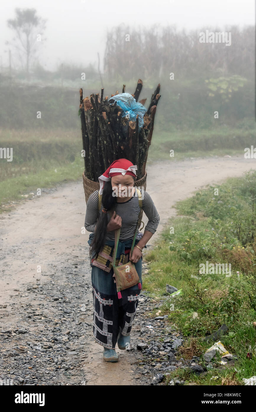 Woman Carrying Heavy Load On Head Stock Photos & Woman Carrying Heavy ...