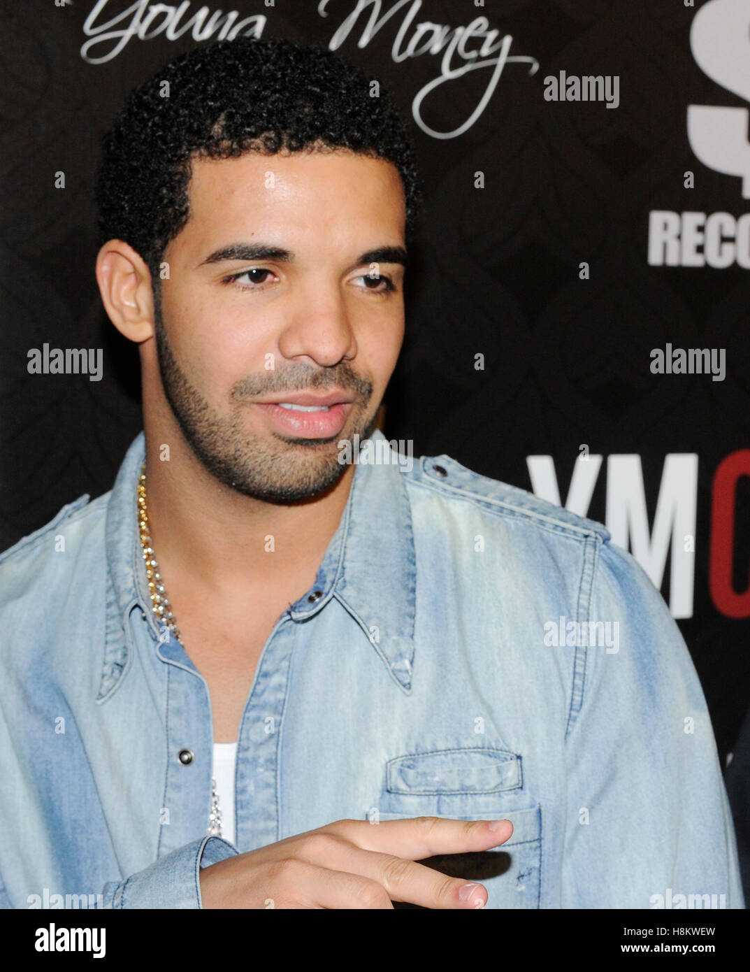 Aubrey "Drake" Graham and OB Obrien doing an interview with Rap-Up TV ...