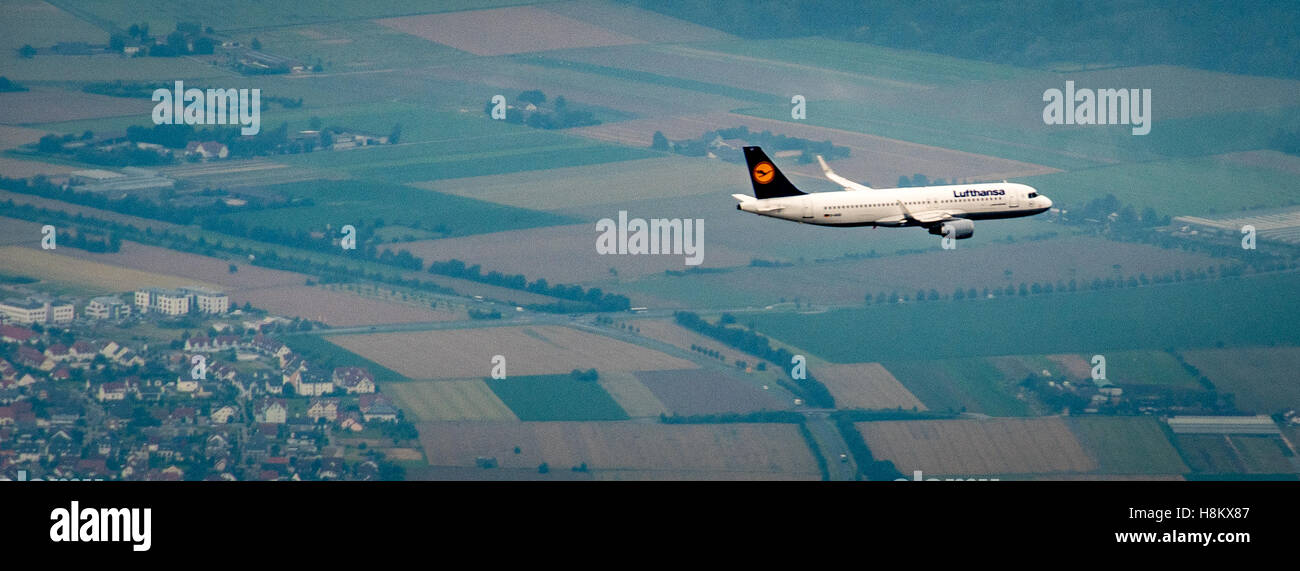Airplane flight hi-res stock photography and images - Alamy