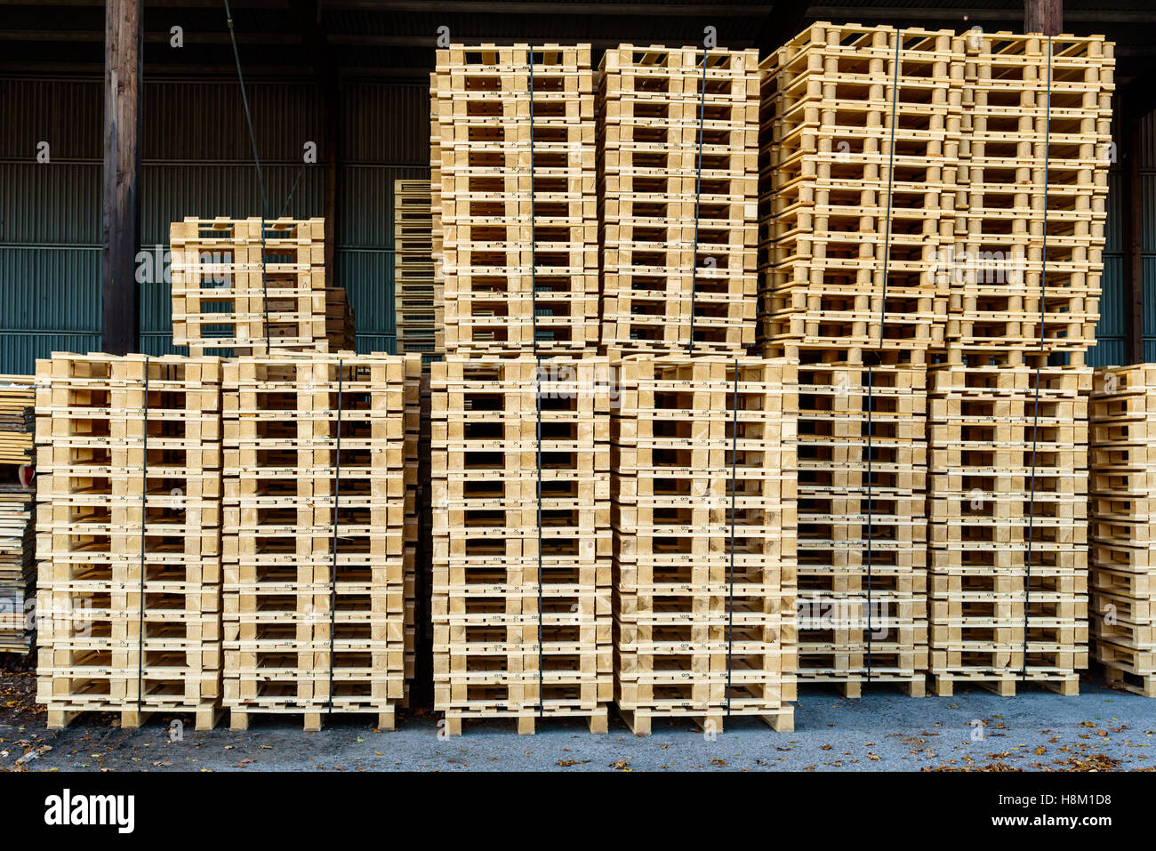Wood pallet stack hi-res stock photography and images - Alamy