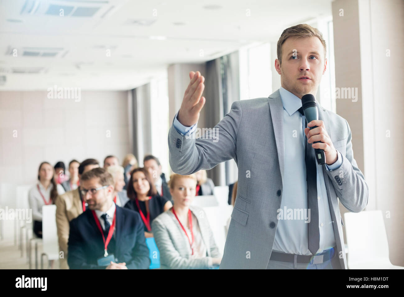 Microphone gesturing hi-res stock photography and images - Alamy