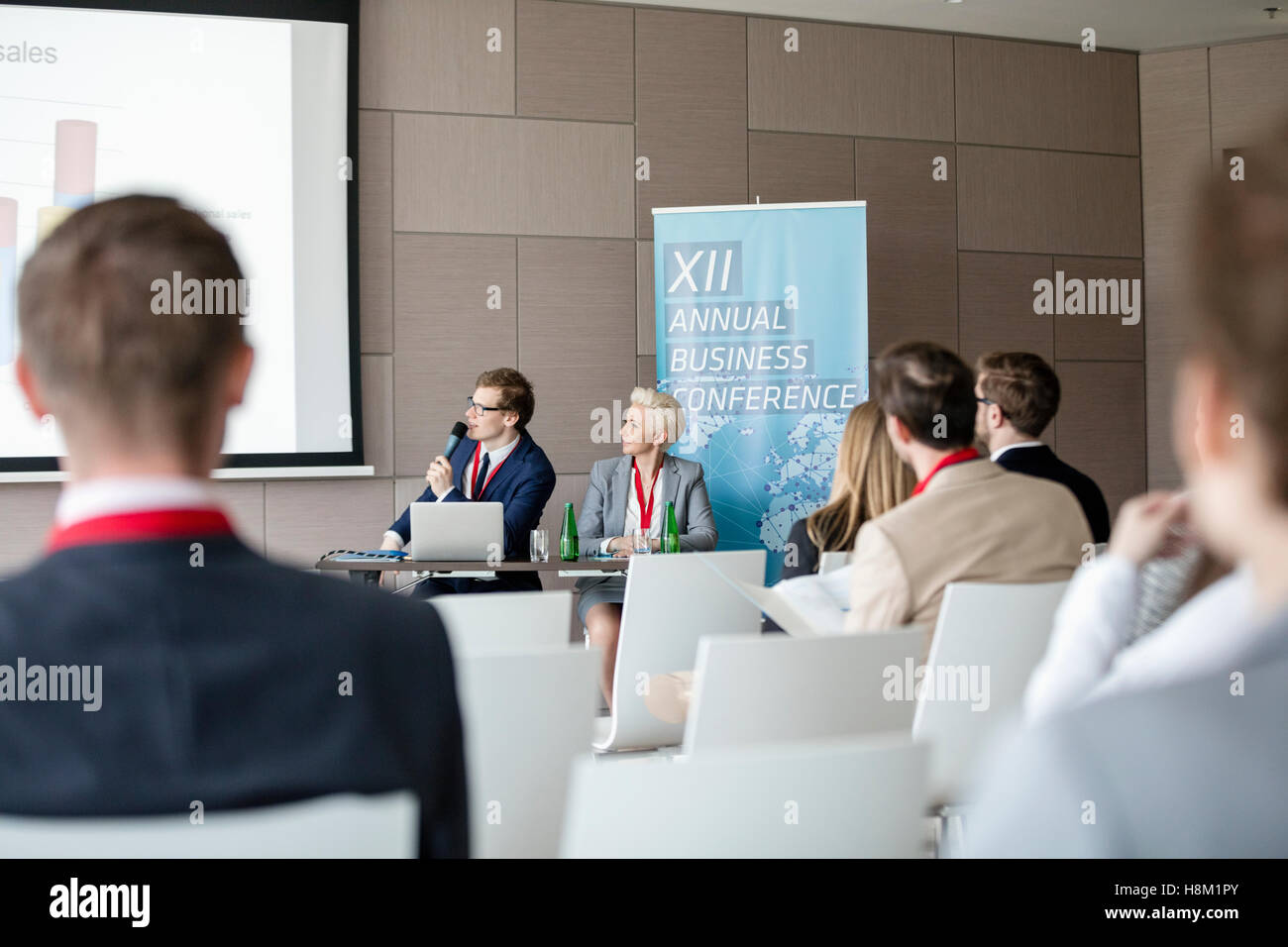 Giving presentation on screen hi-res stock photography and images - Alamy