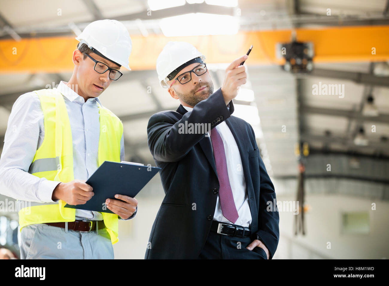 Factory supervisor discussion hi-res stock photography and images - Alamy