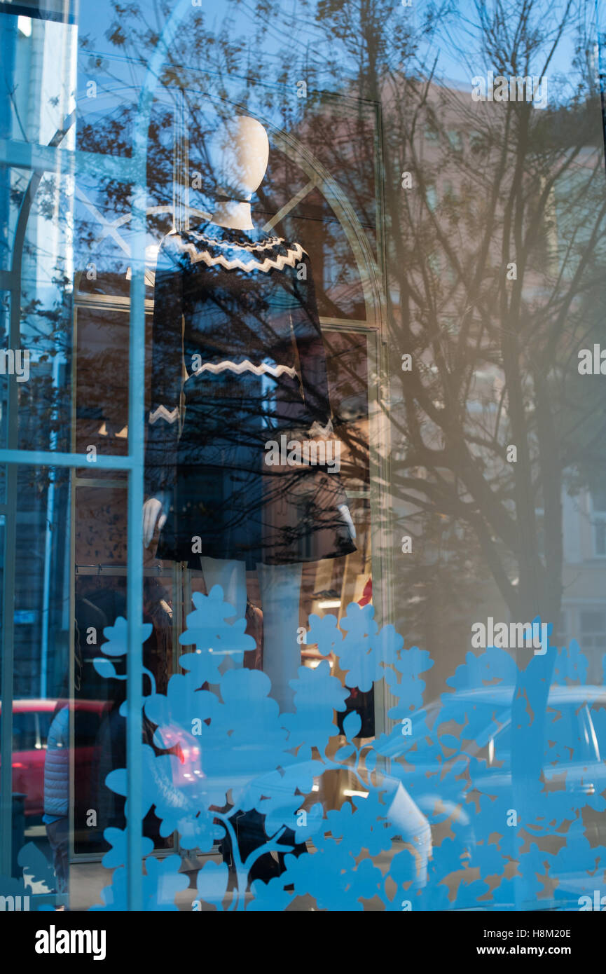 Mannequin in store display hi-res stock photography and images - Alamy