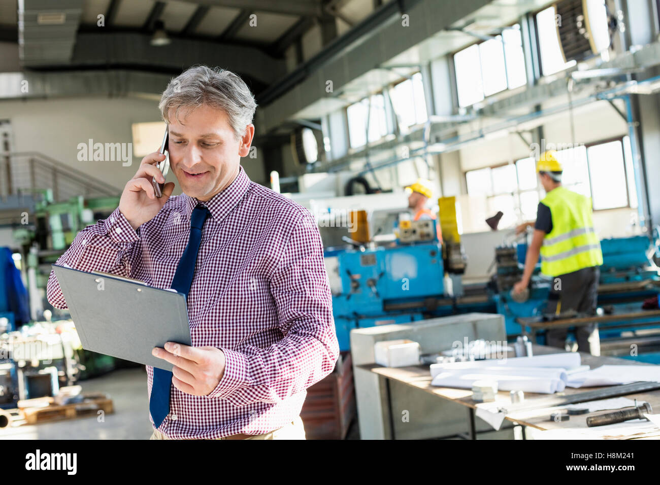 Factory supervisor talking hi-res stock photography and images - Alamy