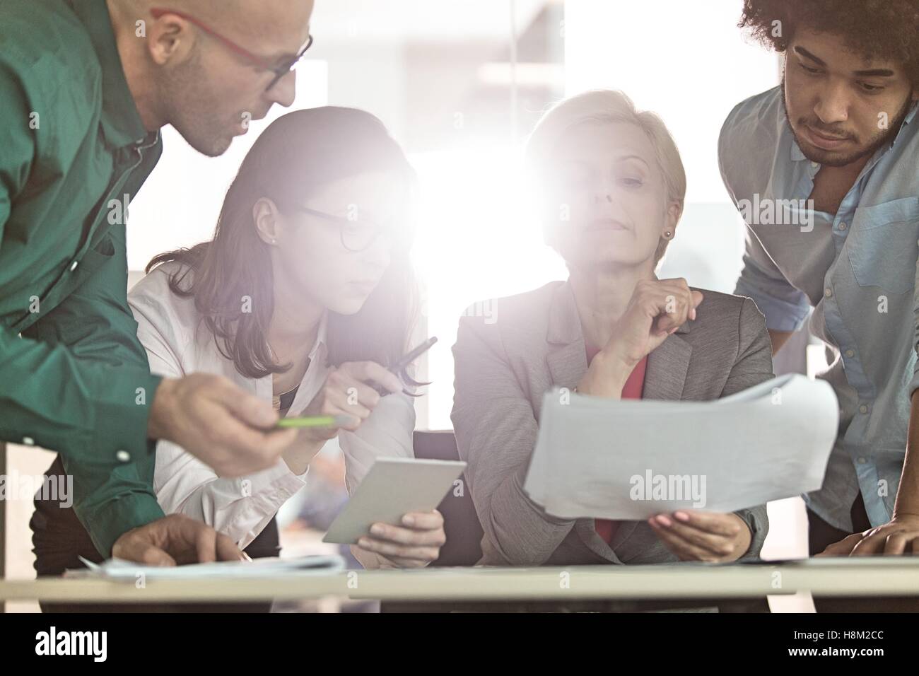 Group table discussion hi-res stock photography and images - Alamy