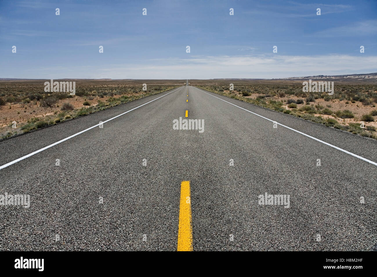 Road dividing line hi-res stock photography and images - Alamy