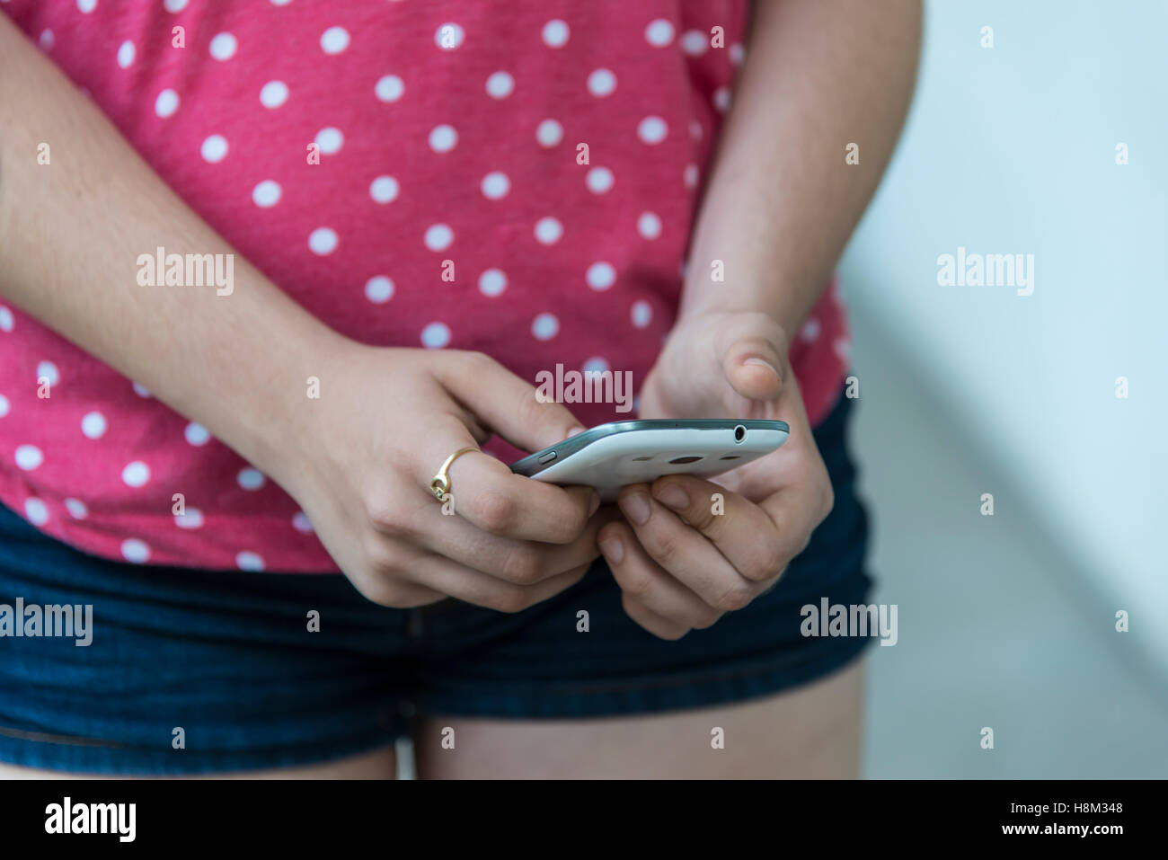 Teenager and phone hi-res stock photography and images - Alamy