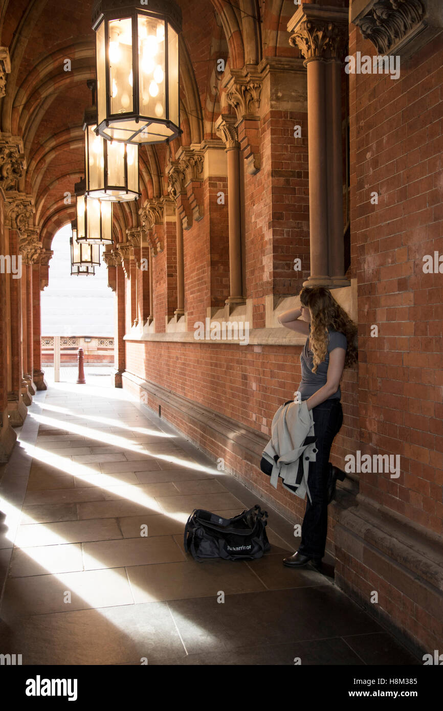 Lady in waiting hi-res stock photography and images - Alamy