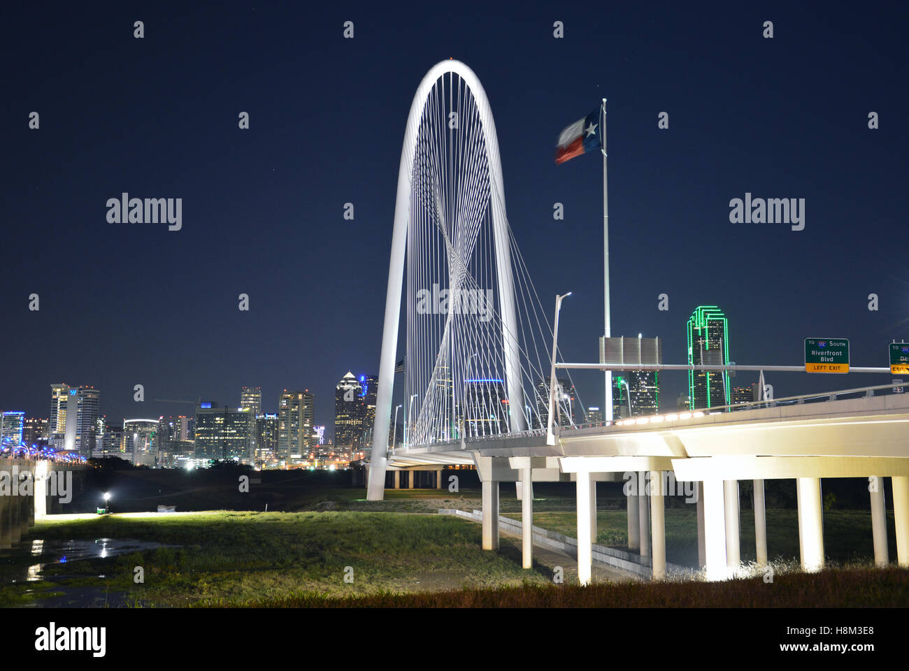 Dallas skyline at night hi-res stock photography and images - Alamy