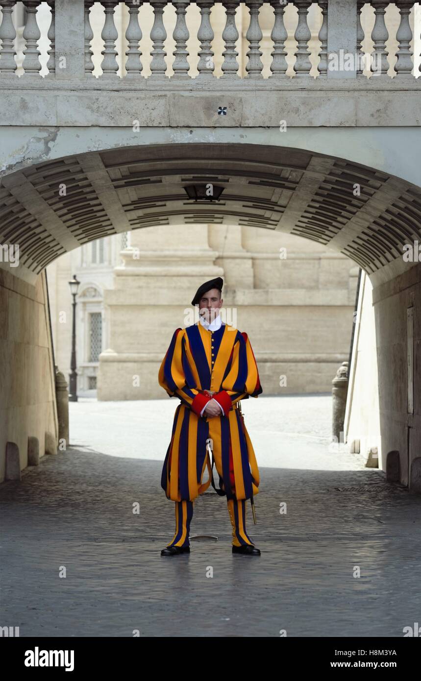 The Swiss soldiers on guard in front of the Vatican in Rome, Italy ...