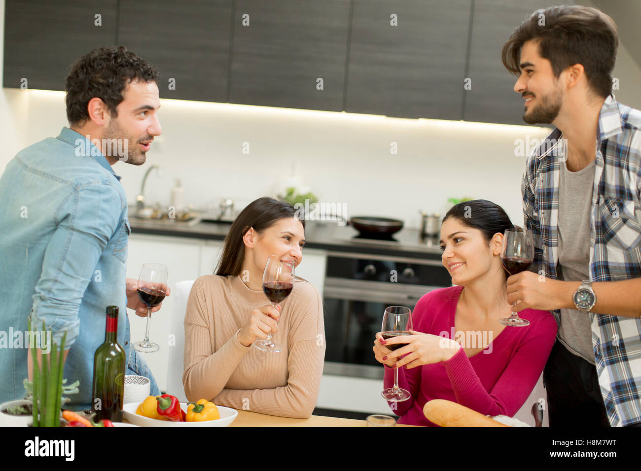 People sitting dining table hi-res stock photography and images - Alamy
