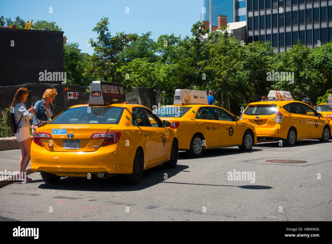 taxi line front of Staten island ferry NYC Stock Photo - Alamy