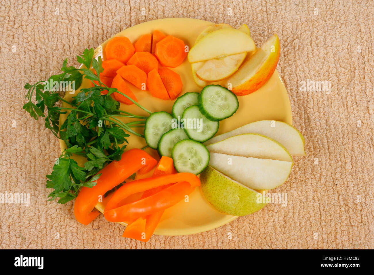Mongolian Gerbil (Meriones unguiculatus). Suitable food: Carrot, apple ...