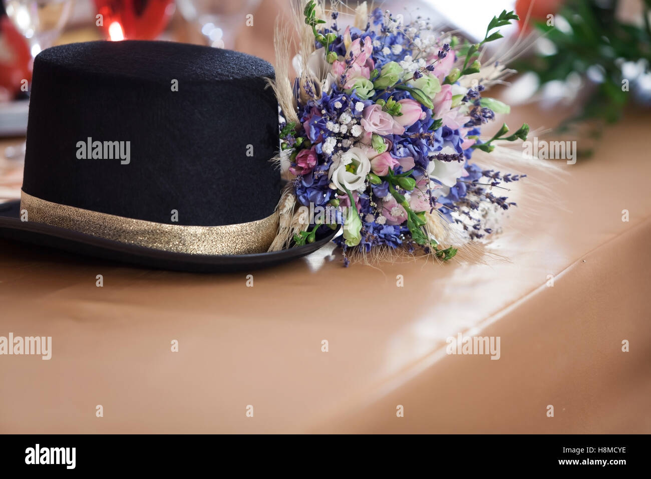 Top hat bouquet hi-res stock photography and images - Alamy