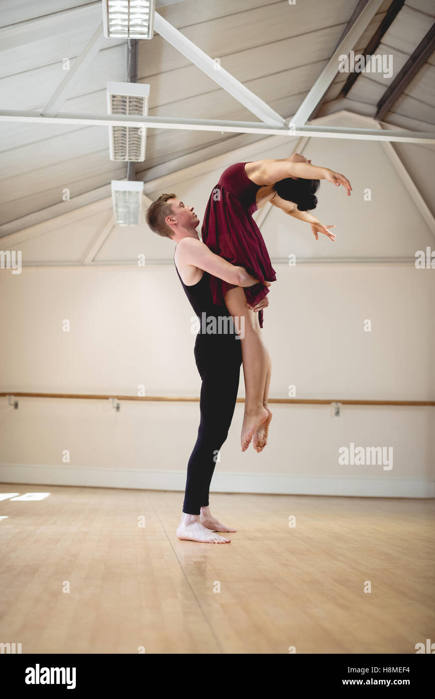 Ballet partners practicing ballet dance Stock Photo - Alamy