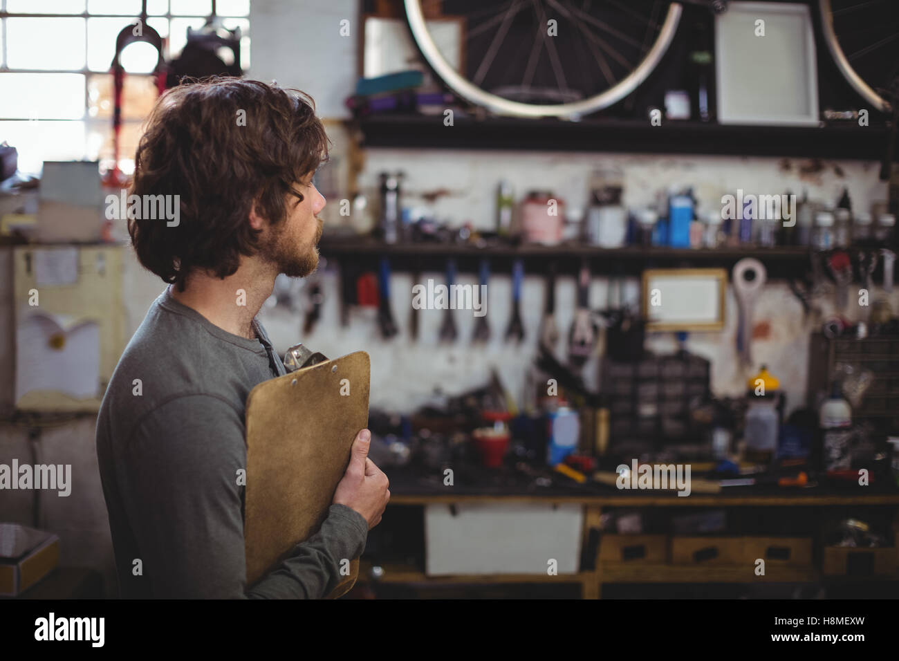 Mechanic standing with clipboard Stock Photo - Alamy