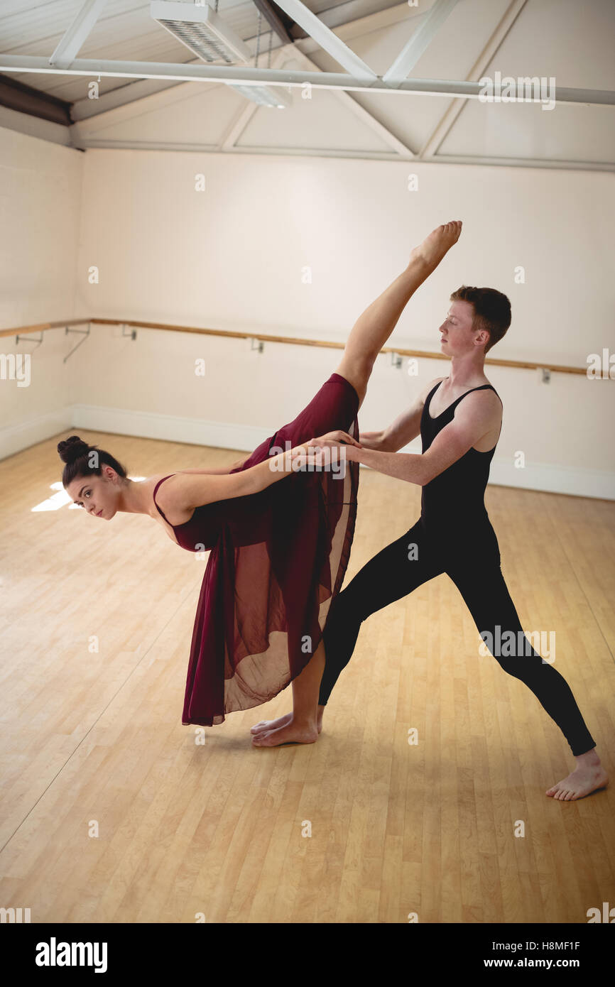 Ballet partners practicing ballet dance Stock Photo - Alamy
