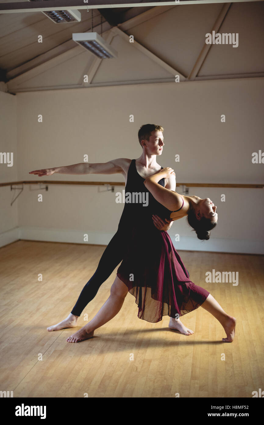 Ballet partners practicing ballet dance Stock Photo - Alamy