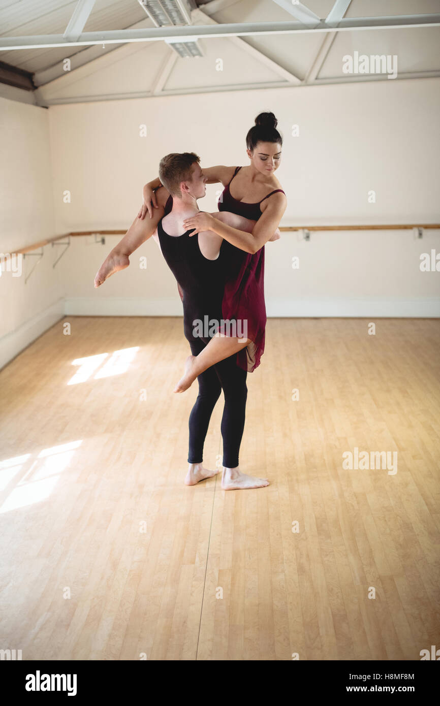Ballet partners practicing ballet dance Stock Photo - Alamy