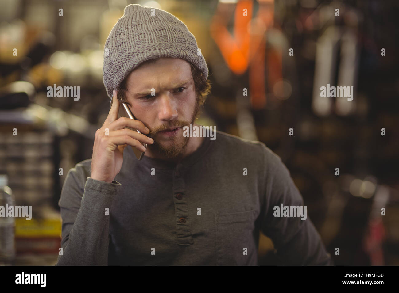 Mechanic speaking on mobile hi-res stock photography and images - Alamy