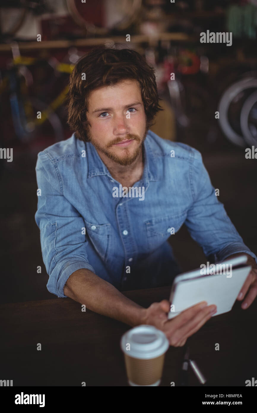 Portrait smiling mechanic computer hi-res stock photography and images - Alamy