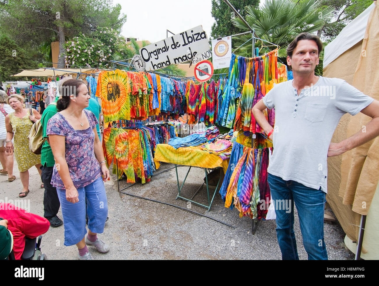 Hippy Market Punta Arabi Es Canar on the last market for the season in ...