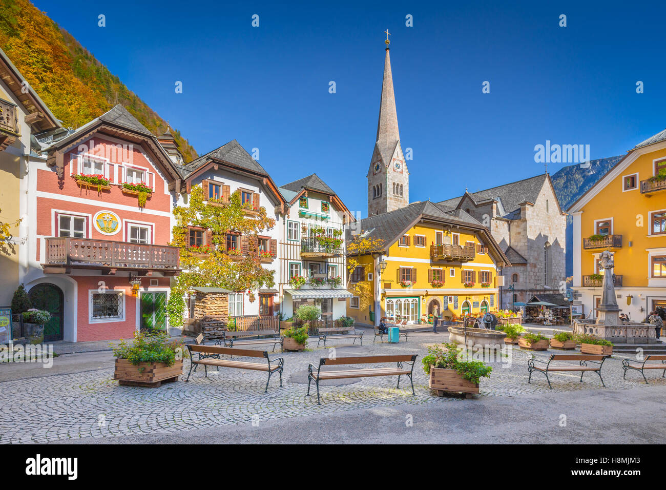 Scenic picture-postcard view of the historic town square of Hallstatt ...