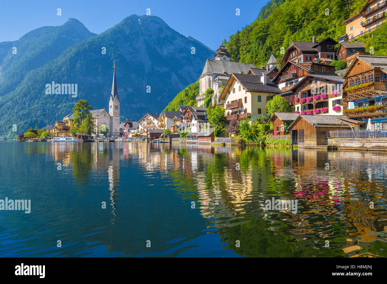Classic postcard view of famous Hallstatt lakeside town in the Alps in ...