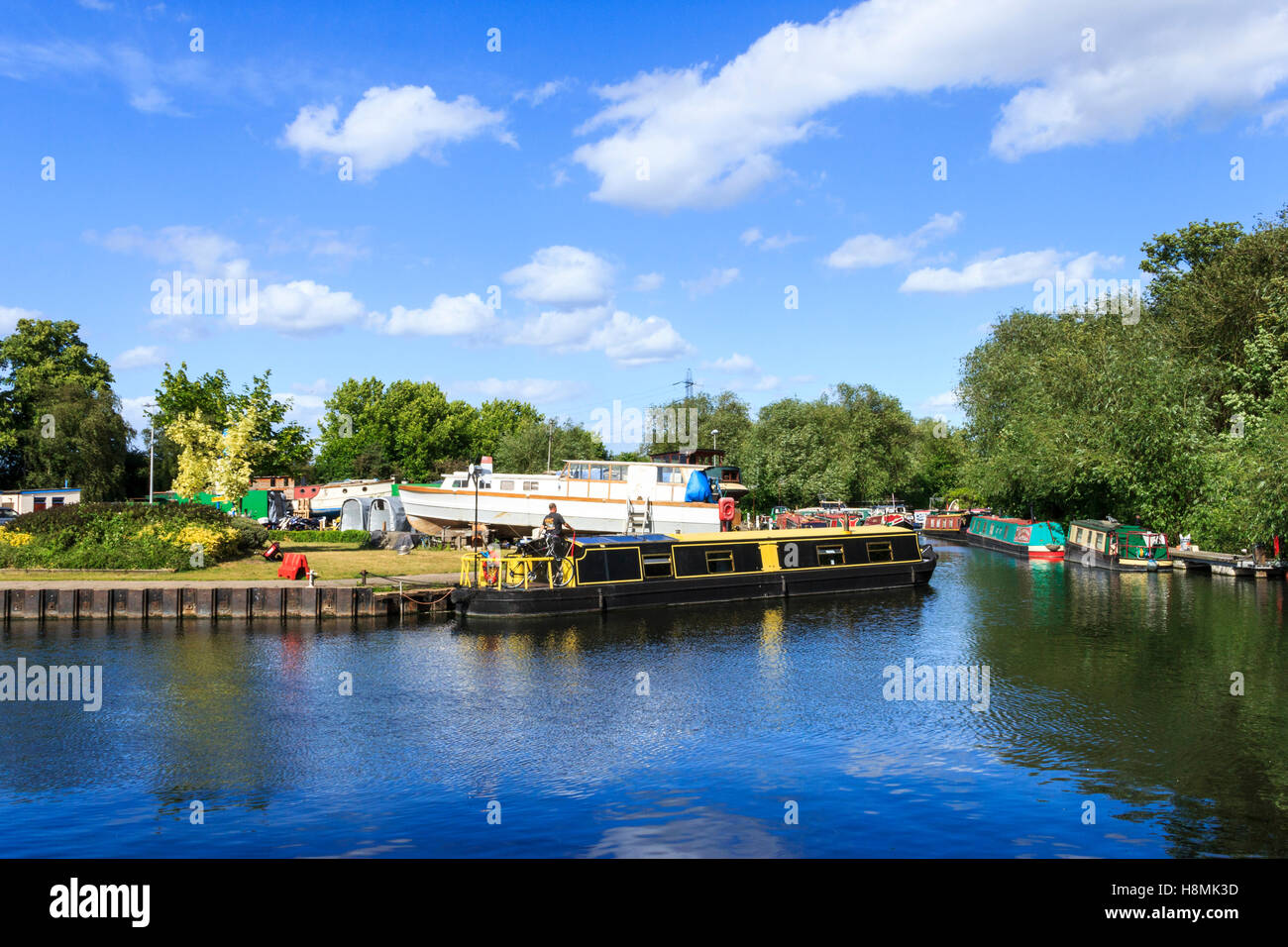Springfield marina river lea river hi-res stock photography and images ...
