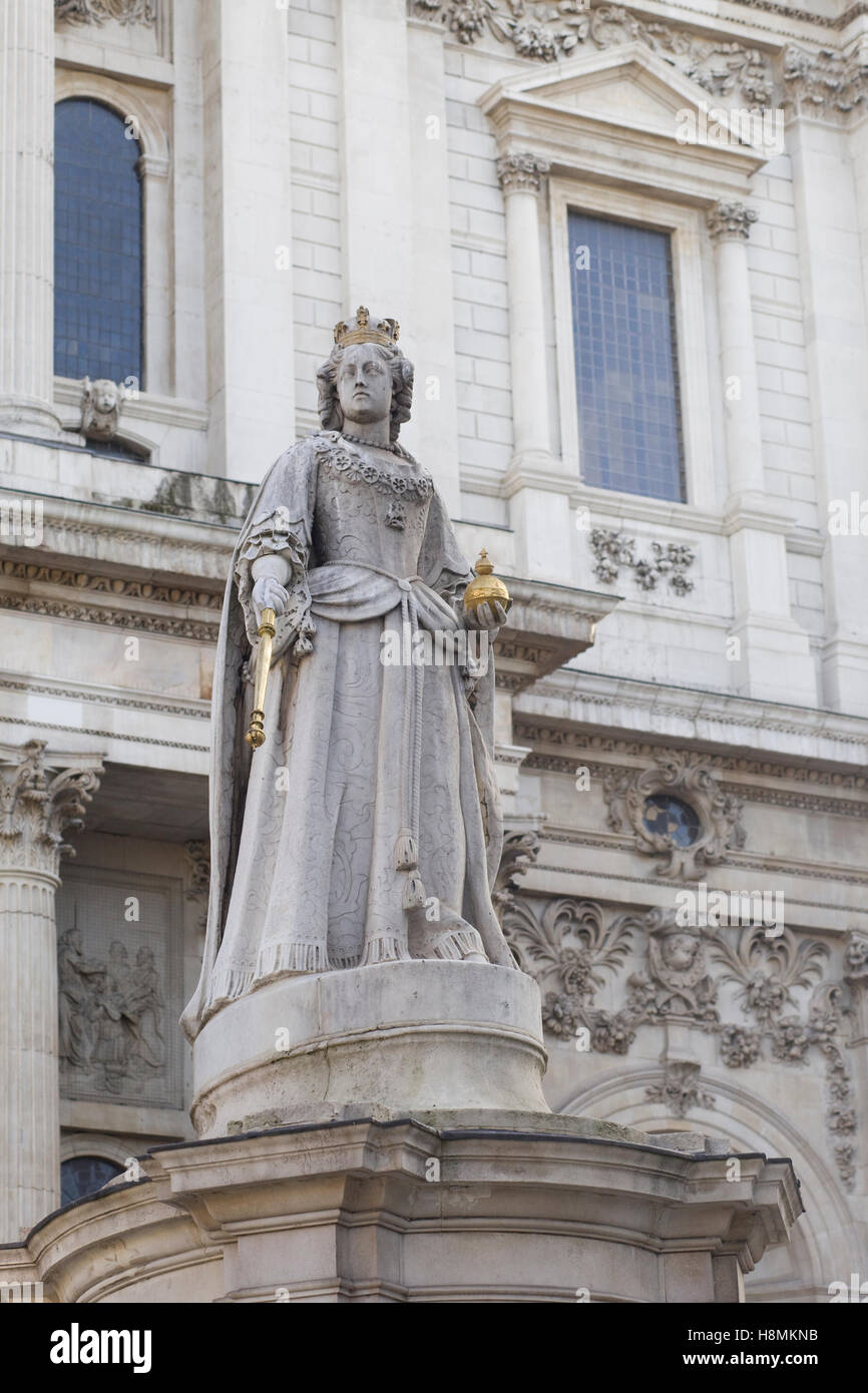 Statue of Queen Anne at St Paul's Cathedral in London Stock Photo - Alamy