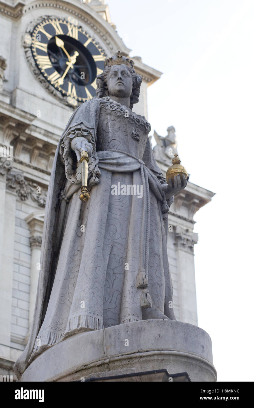 Statue of Queen Anne at St Paul's Cathedral in London Stock Photo - Alamy