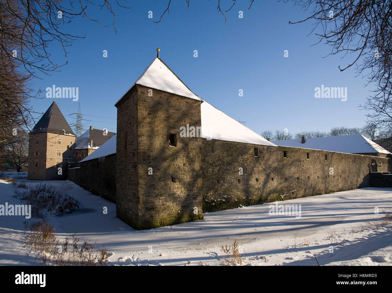 Germany, Ruhr area, Hattingen, moated castle Haus Kemnade in winter ...